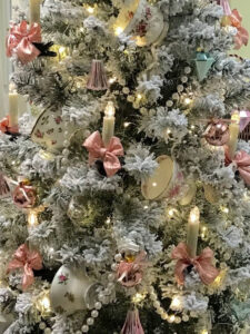 25+ Pink Christmas Tree Decorations That Are Holiday Magic IRL ...