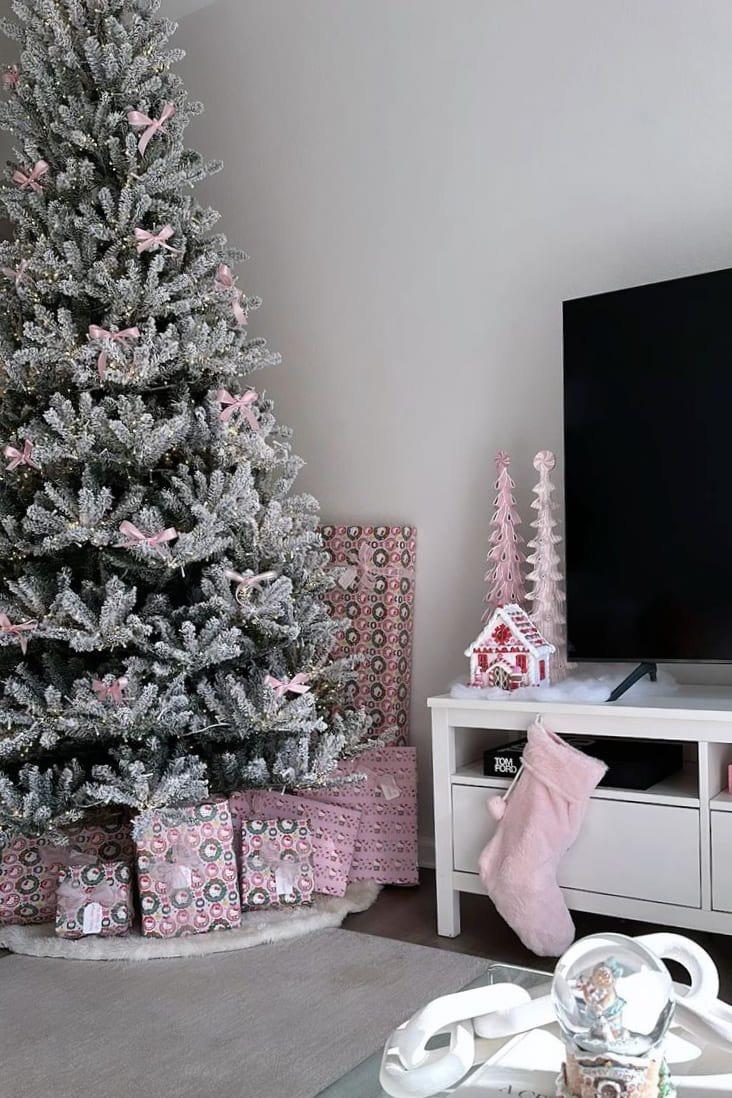 25+ Pink Christmas Tree Decorations That Are Holiday Magic IRL ...
