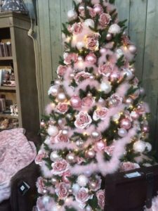 25+ Pink Christmas Tree Decorations That Are Holiday Magic IRL ...
